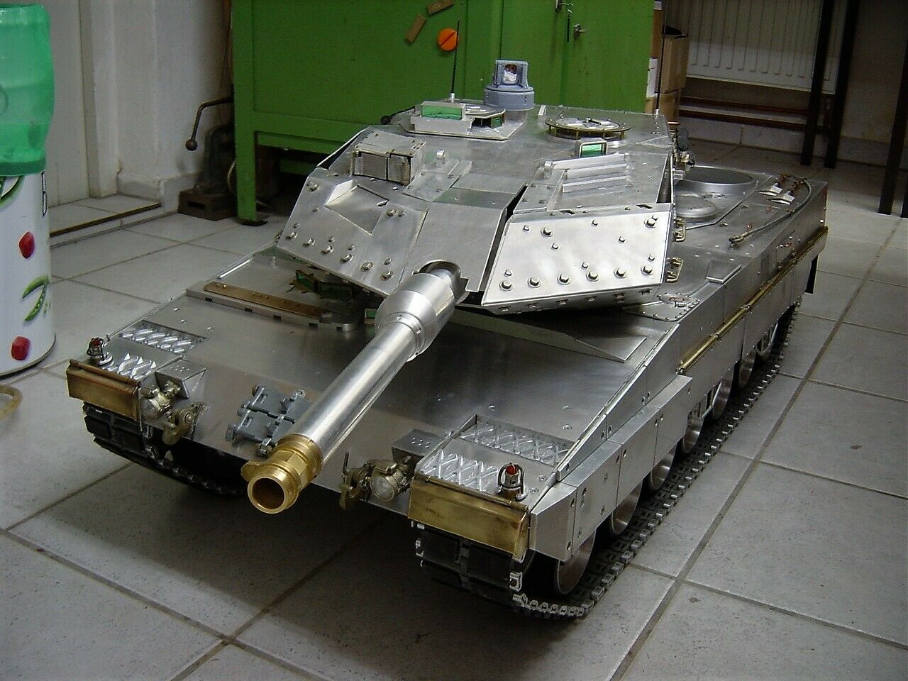 Leopard 2A5 im Maßstab 1:7 zu verkaufen -- RC-Panzer